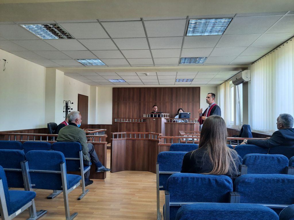 Profesori i gjeografisë po kërkon kthimin e orëve të mësimit dhe ... Profesori i gjeografisë po kërkon kthimin e orëve të mësimit dhe ...