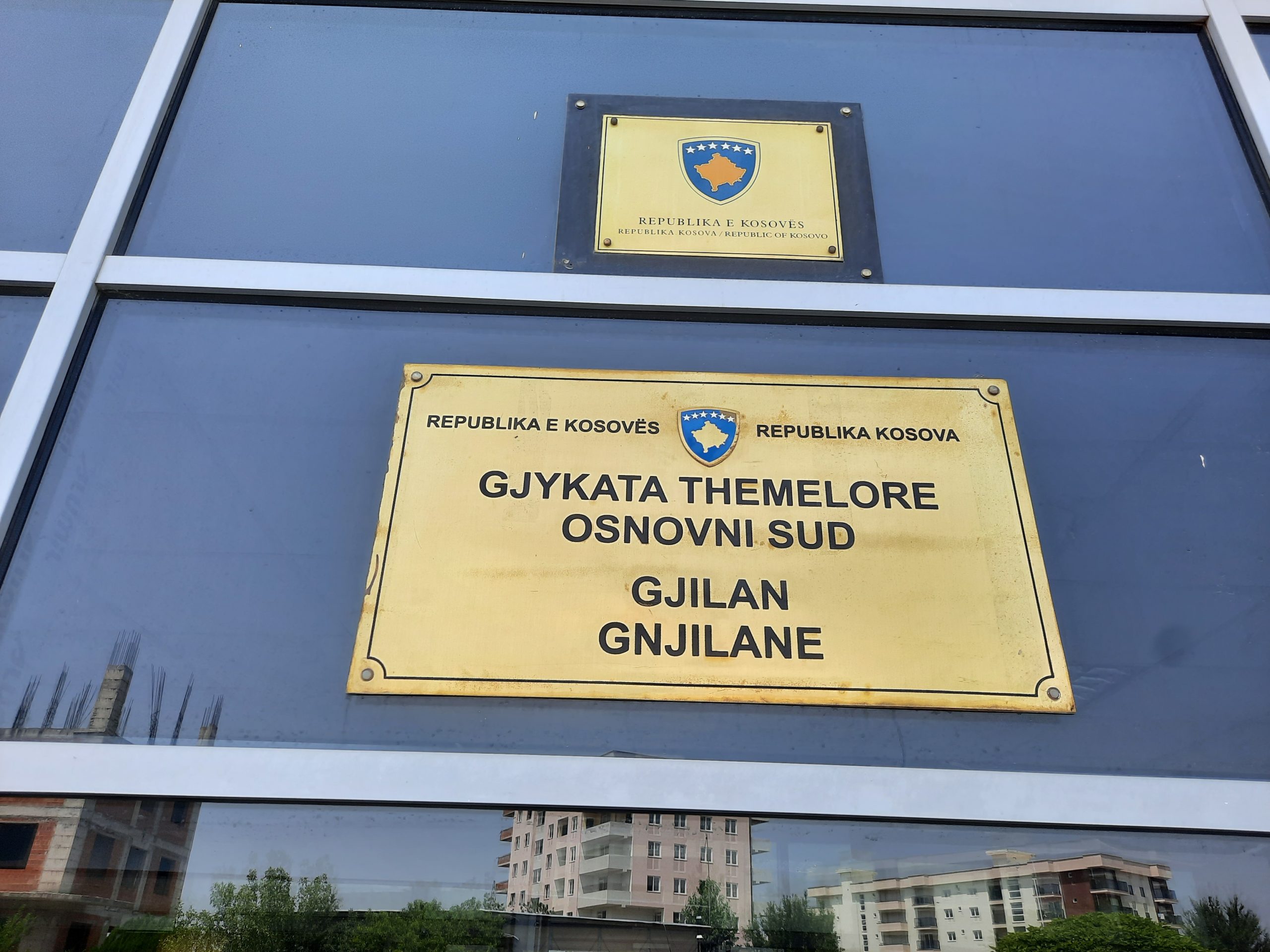 Dy vite burgim ndaj të akuzuarit për vjedhjen e të hollave në Xhaminë e ... Dy vite burgim ndaj të akuzuarit për vjedhjen e të hollave në Xhaminë e ...
