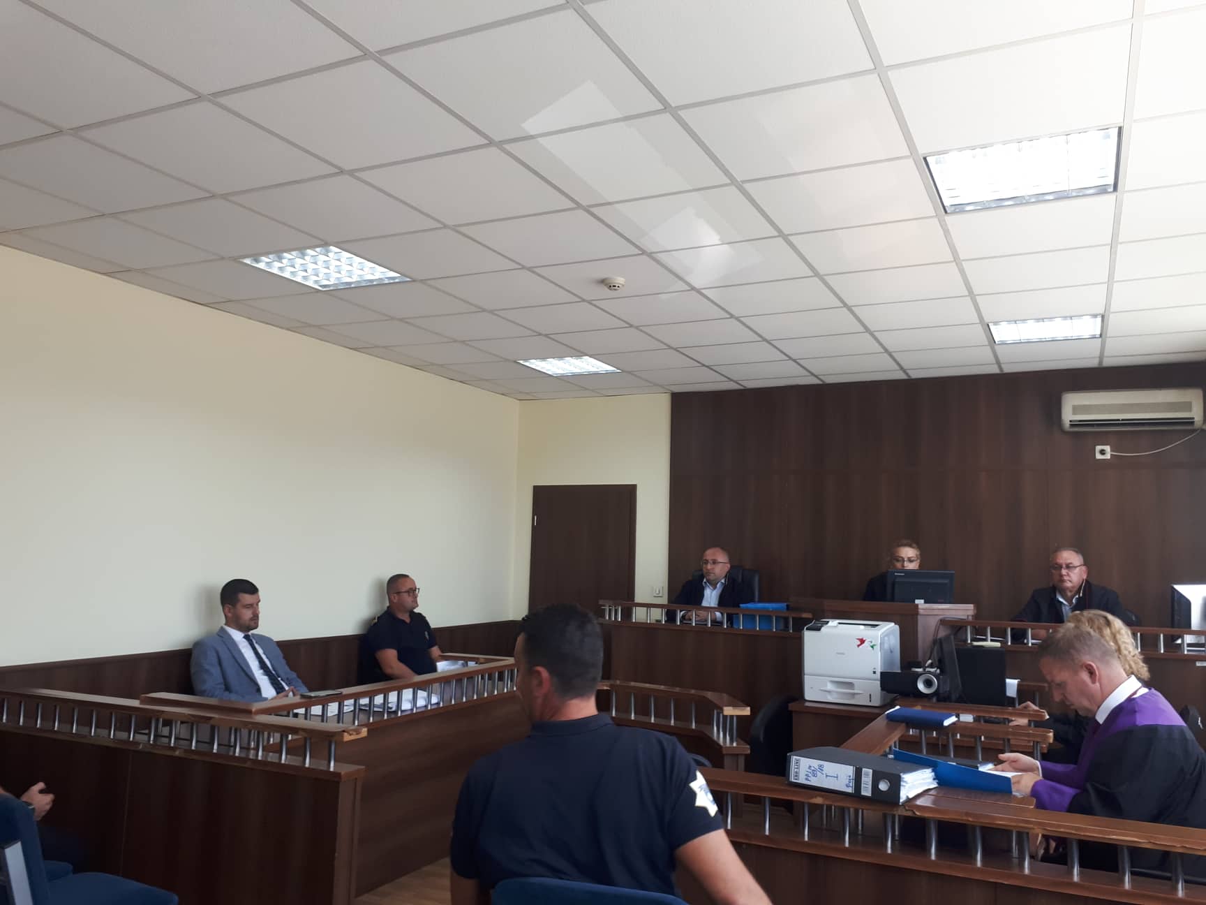 Gjykata nuk e liron avokatin nga detyra për ta mbrojtur të akuzuarin ...