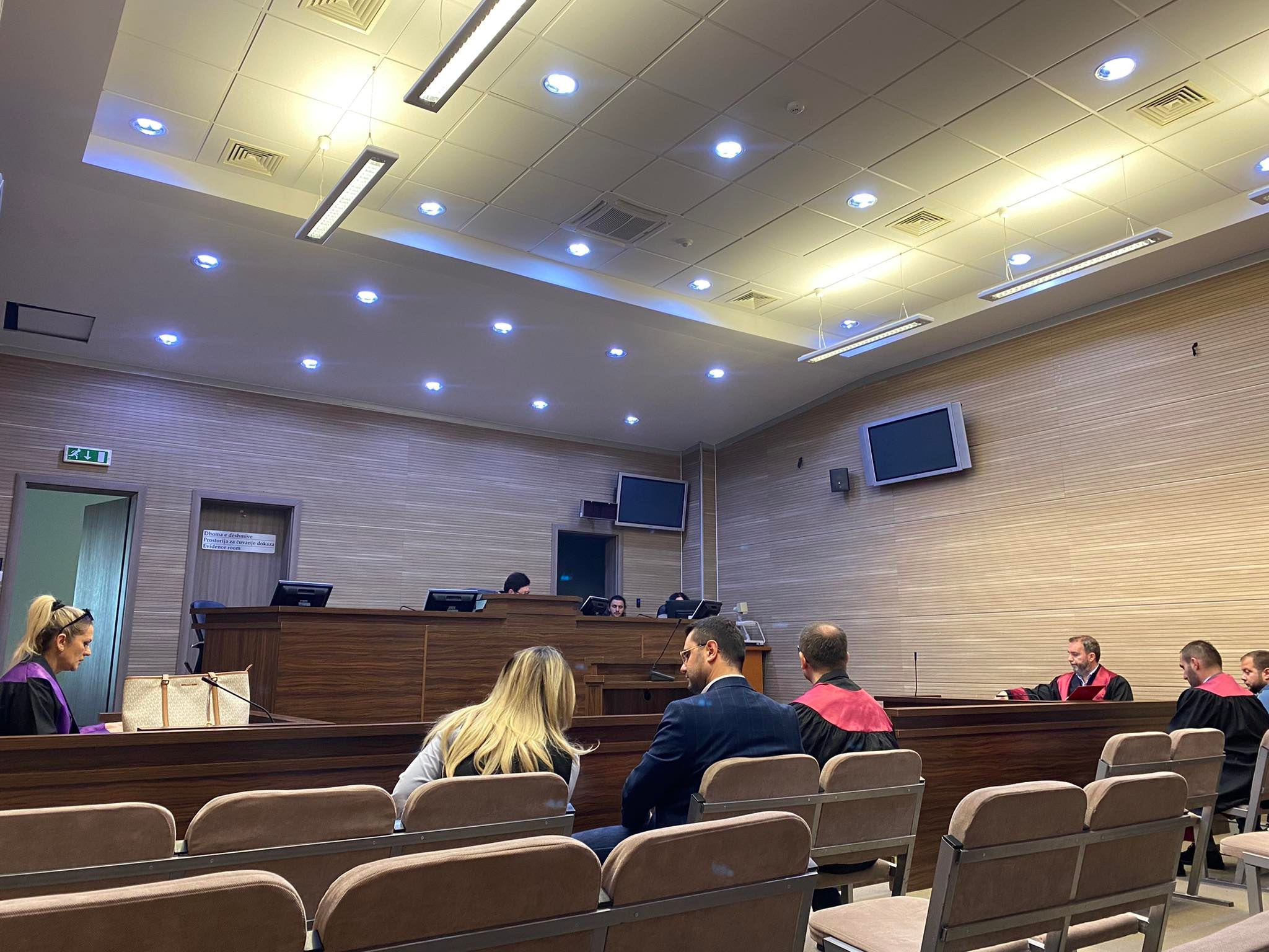 E akuzuara pranon fajësinë për falsifikim të dokumentit, i akuzuari ...