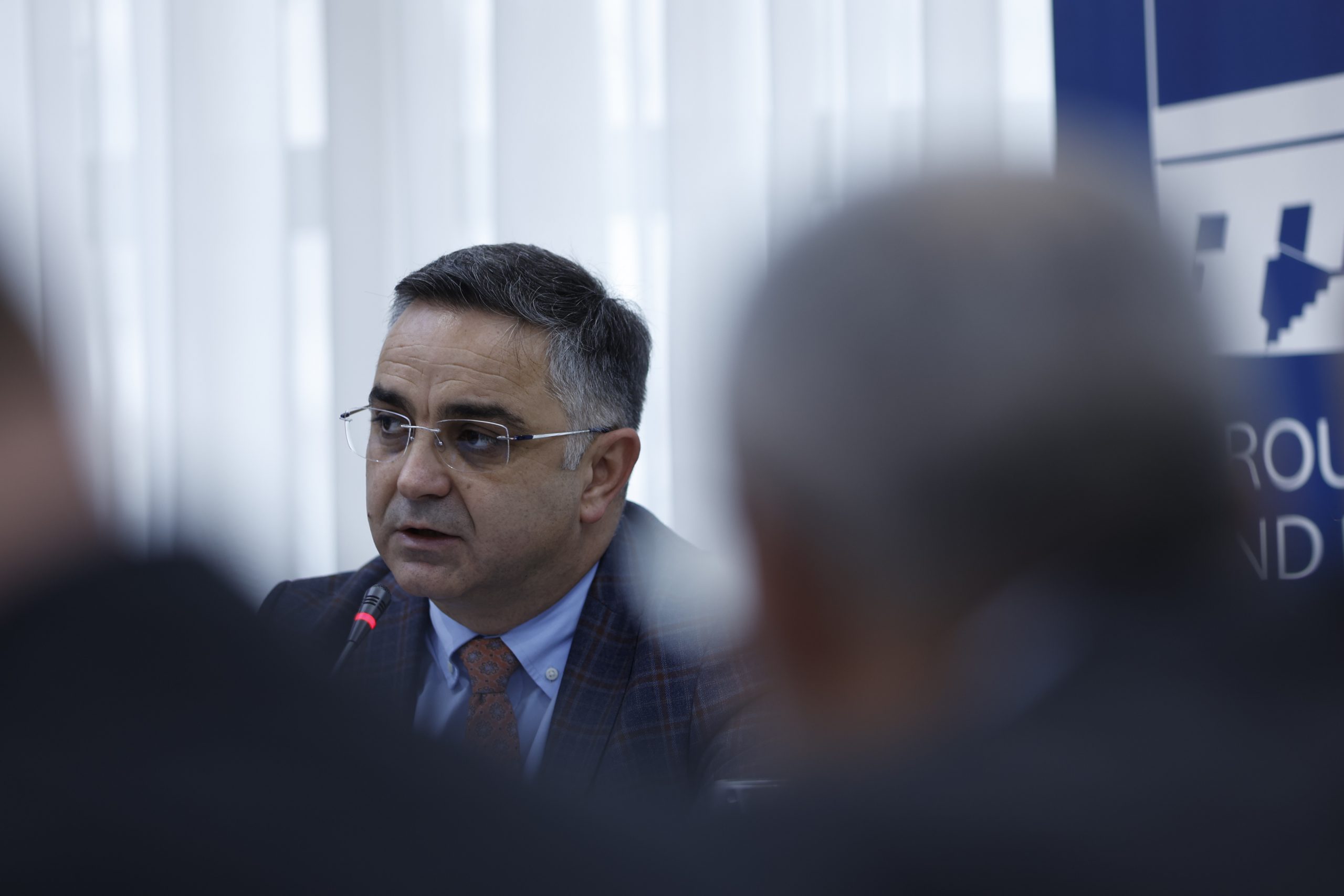 Besnik Tahiri: “Ligji për zyrtarë publikë” e ka emrin “Ligji për kapjen ...