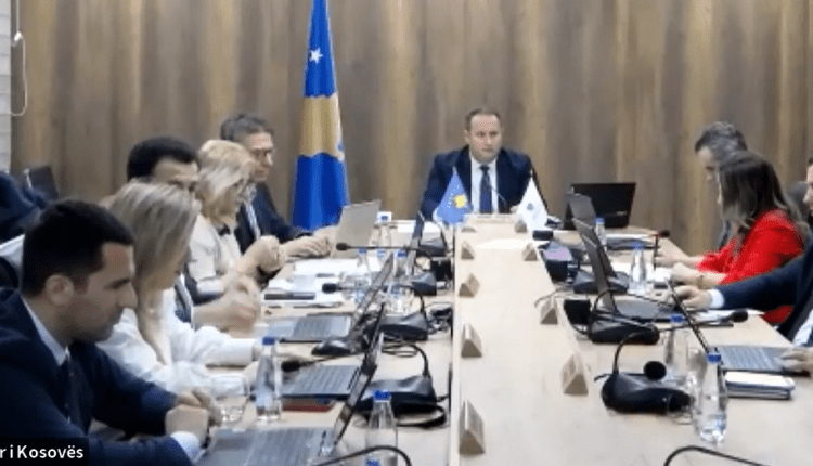 Komisioni për Vlerësim të Performancës së Gjyqtarëve prezanton raportin ...