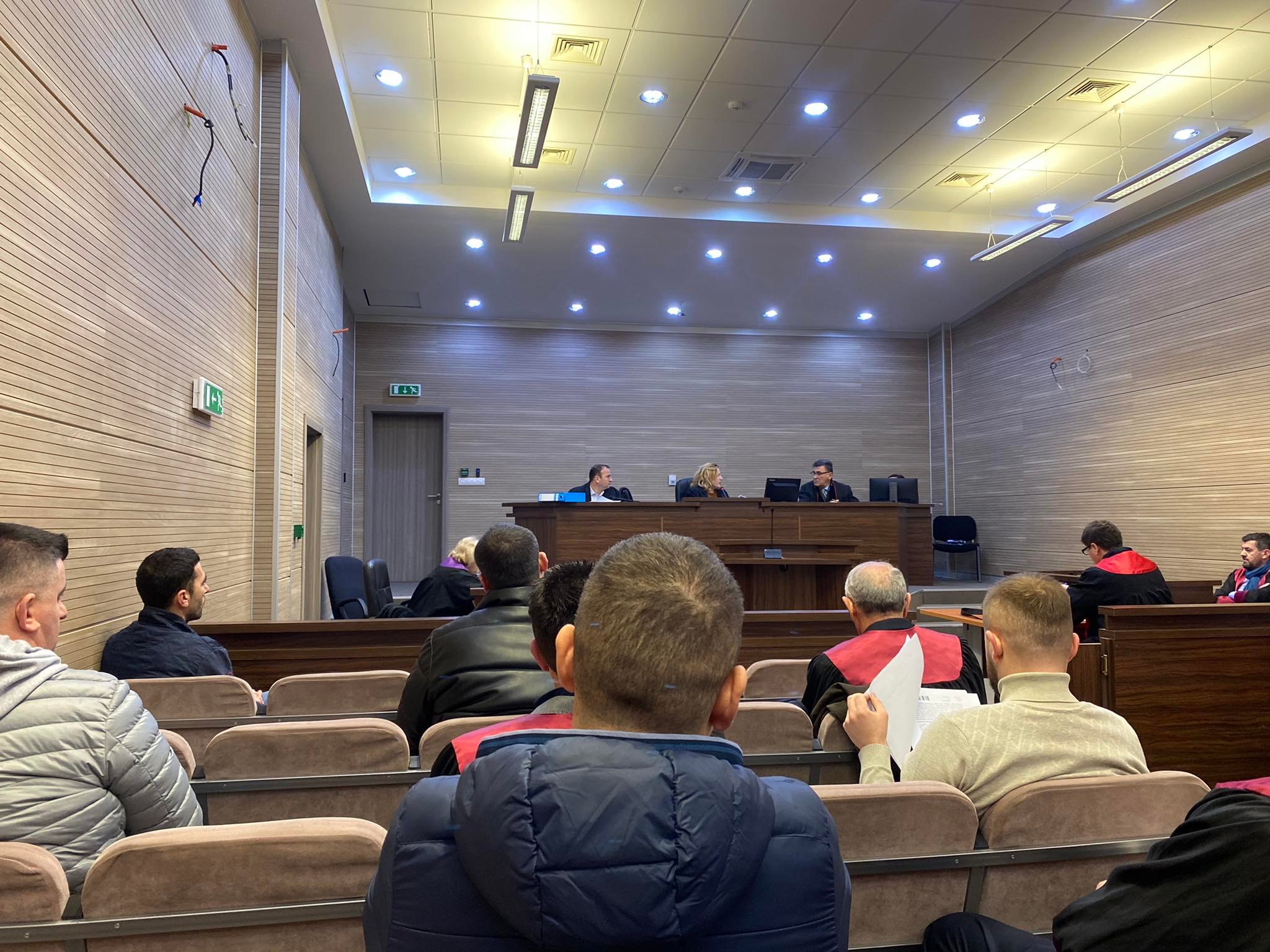 Mungon njëri nga 13 të akuzuarit, dështon gjykimi për organizim të ...