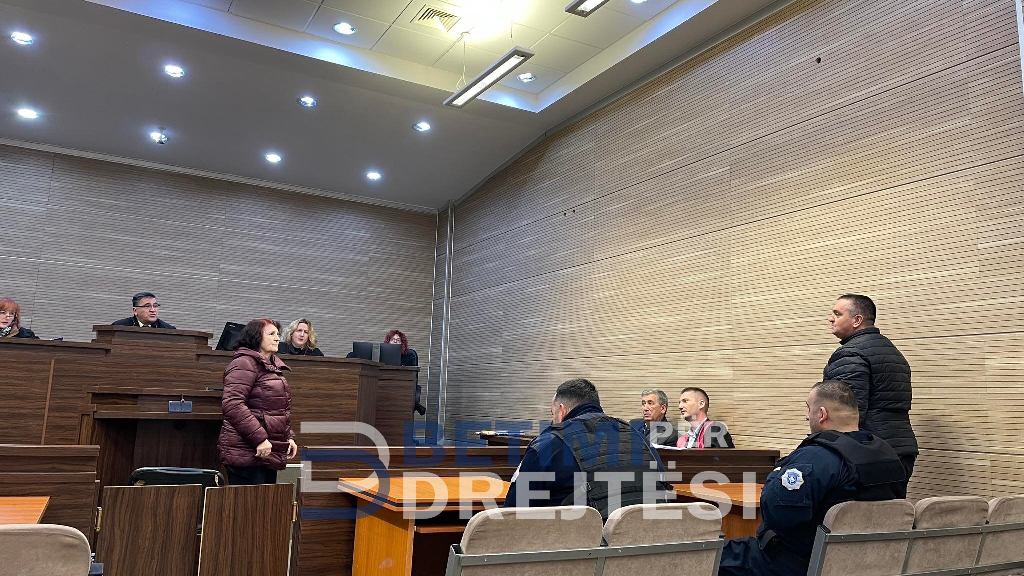 Dëshmitarja i drejtohet të akuzuarit për masakrën e Izbicës me fjalët ...