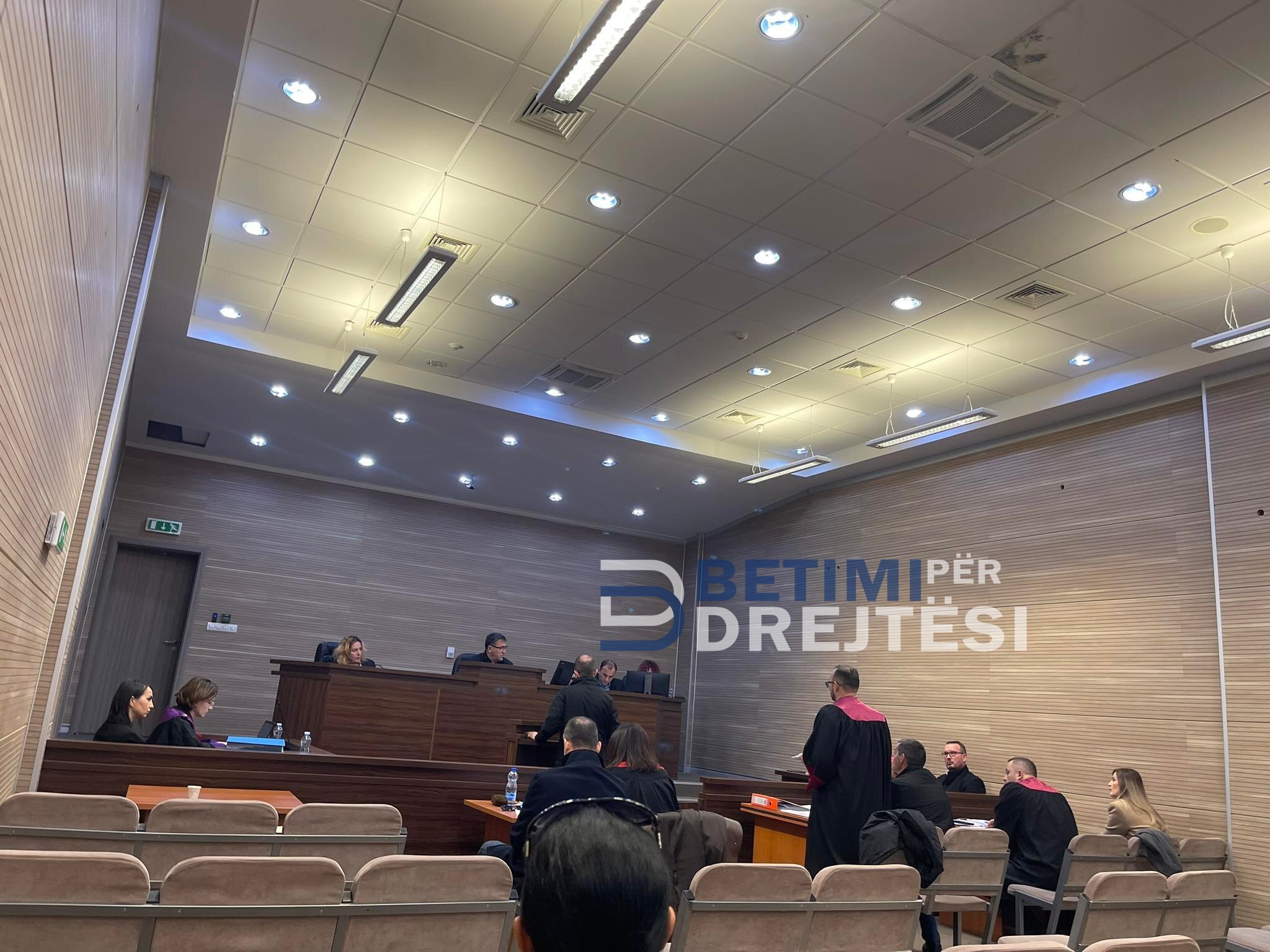 Dëshmitari thotë se s‘ka parë ndonjë parregullsi apo shërbime për ...