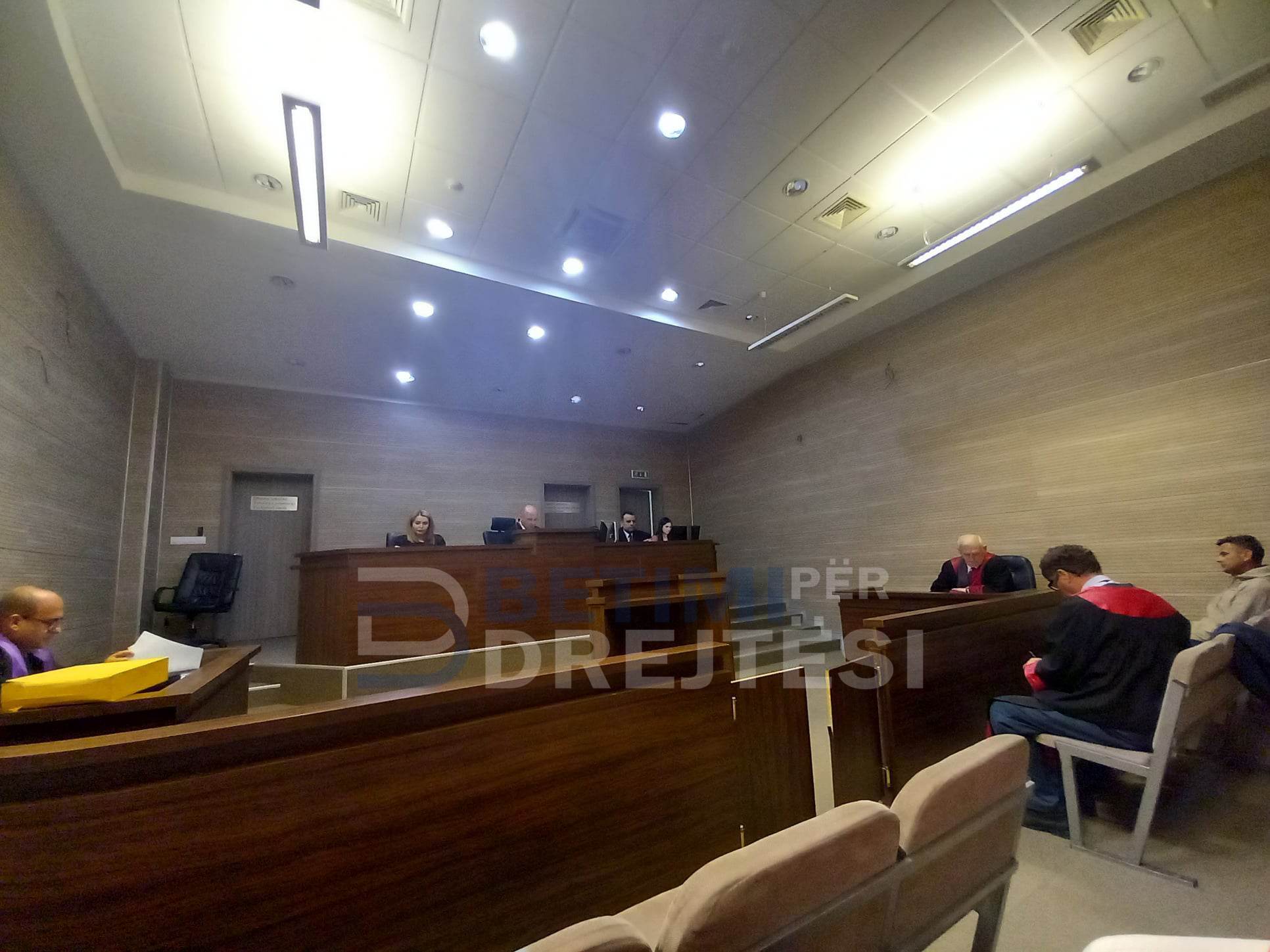 Ish-postieri i Drenasit jashtë vendit, dështon gjykimi për manipulim me ...