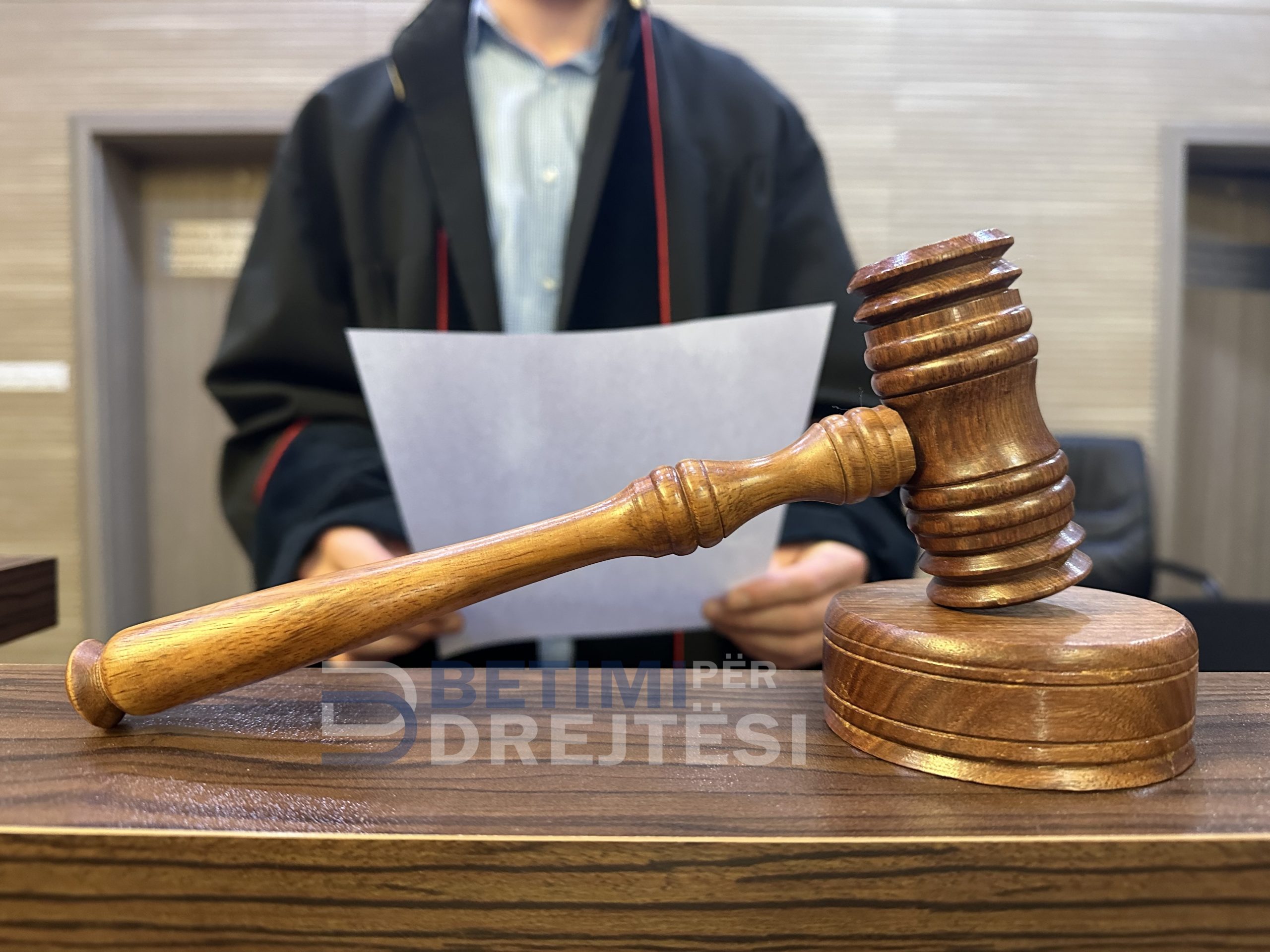 23 vite burgim për pesë të akuzuarit se detyruan viktimën të kryejë ...