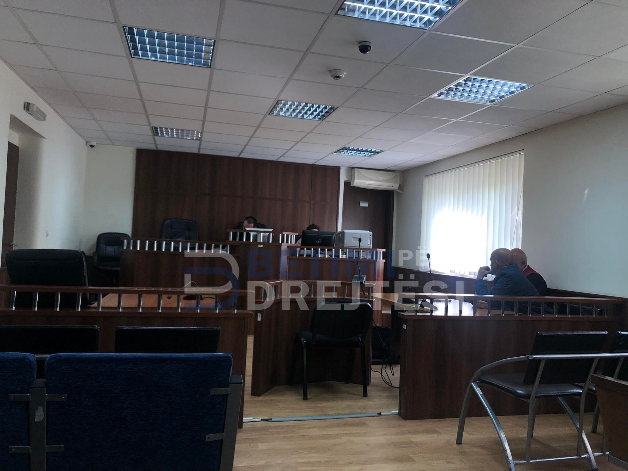 Mungon prokurori dhe njëri i akuzuar, dështon gjykimi për fajde dhe ...