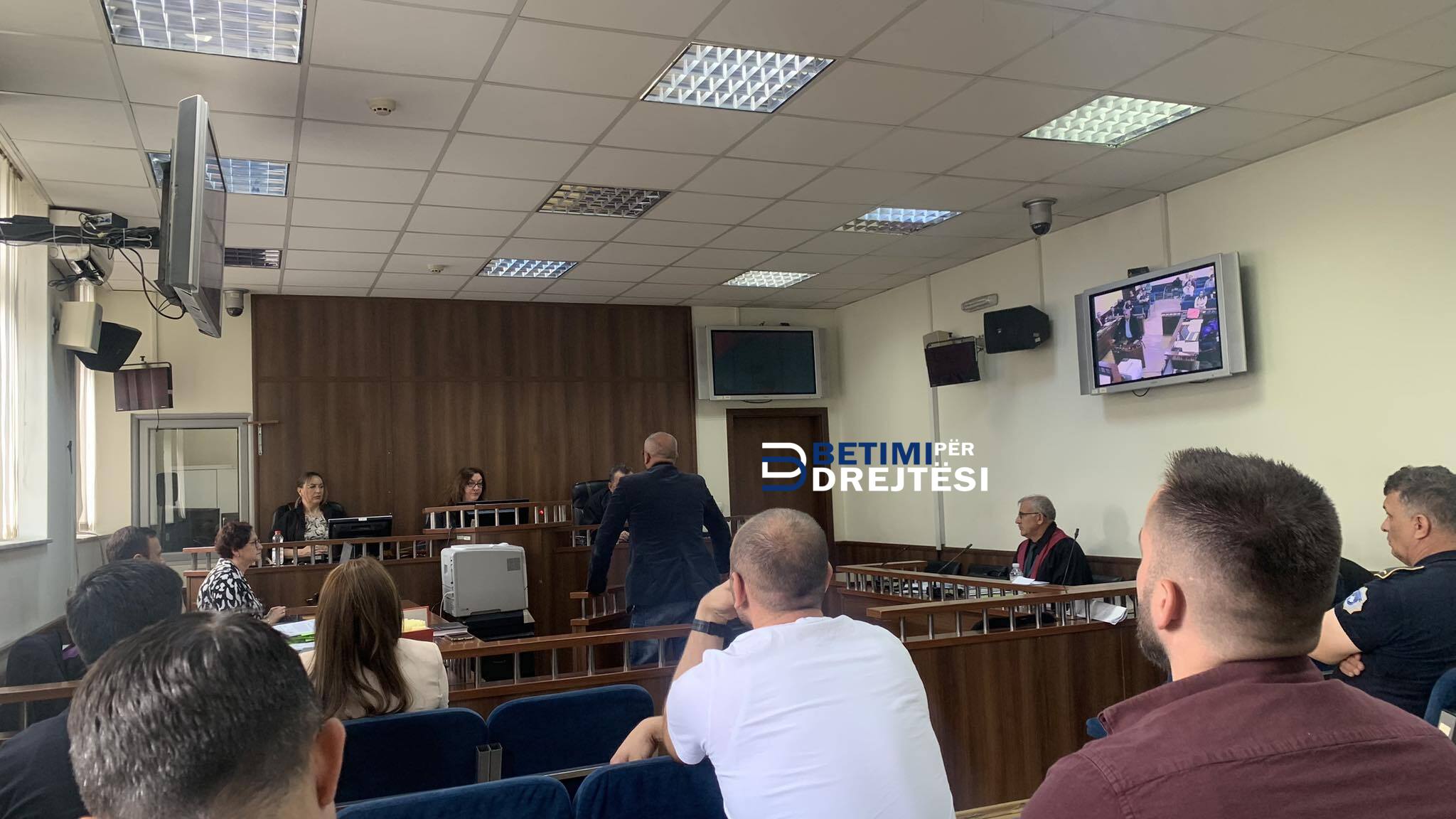 Gjykimi për shpërthimin në Zhur, njëri i akuzuar mbrohet në heshtje ...