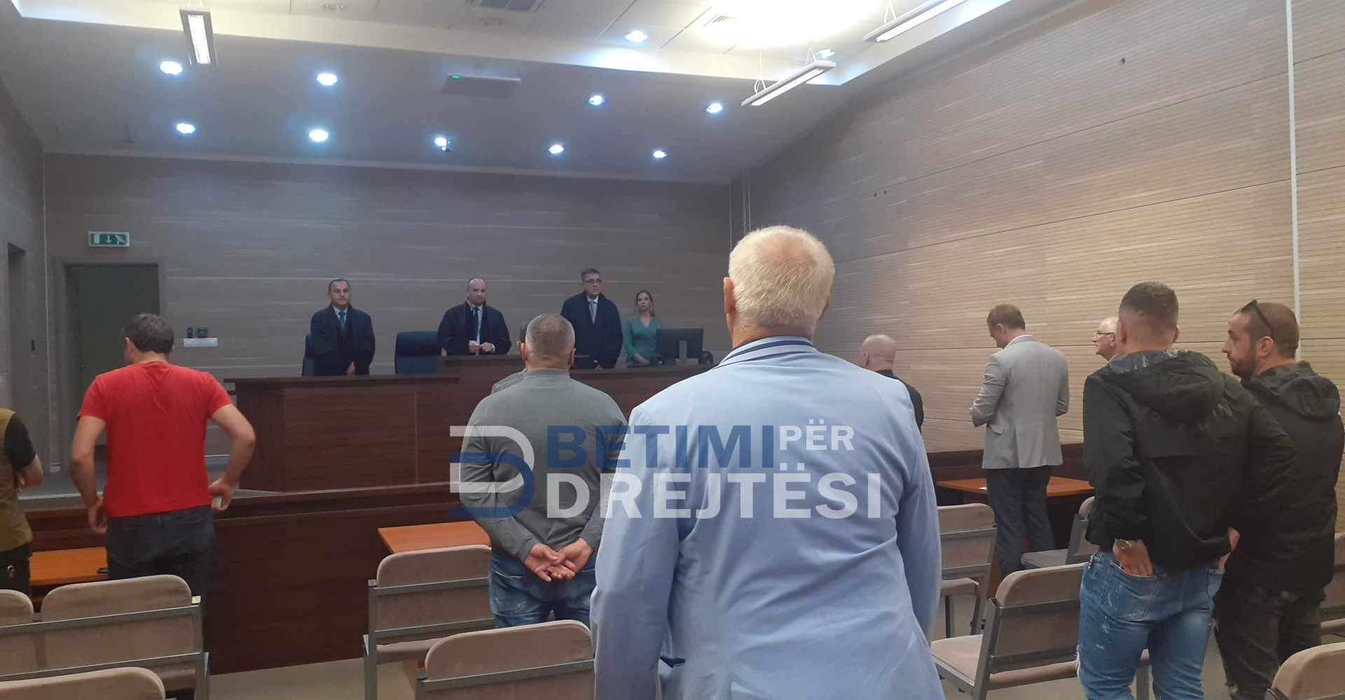 15 të akuzuarit në rastin “Ukë Rugova II” lirohen nga akuza për krim të ...