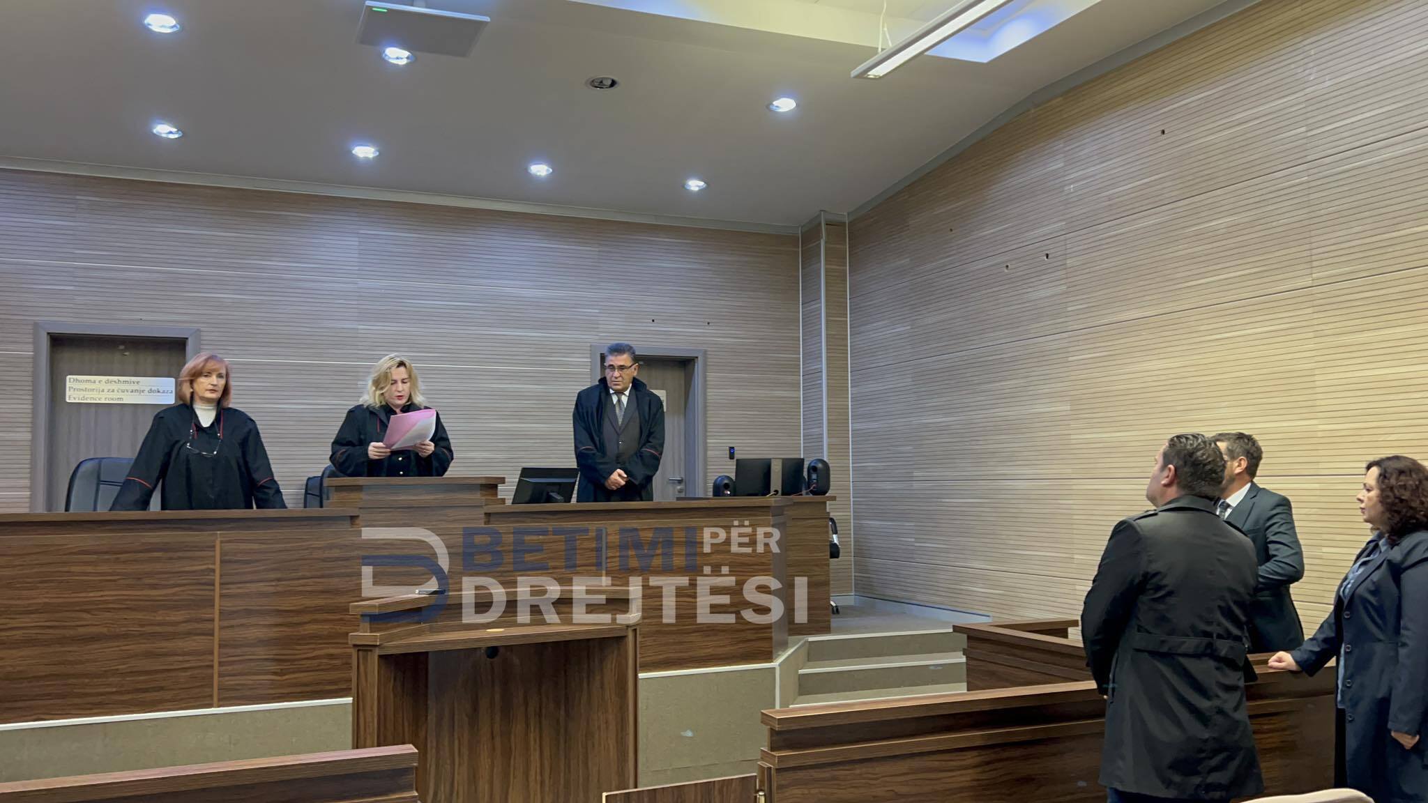 11 vjet burgim ndaj 10 të akuzuarve për bixhoz të paligjshëm, dy tjerë ...