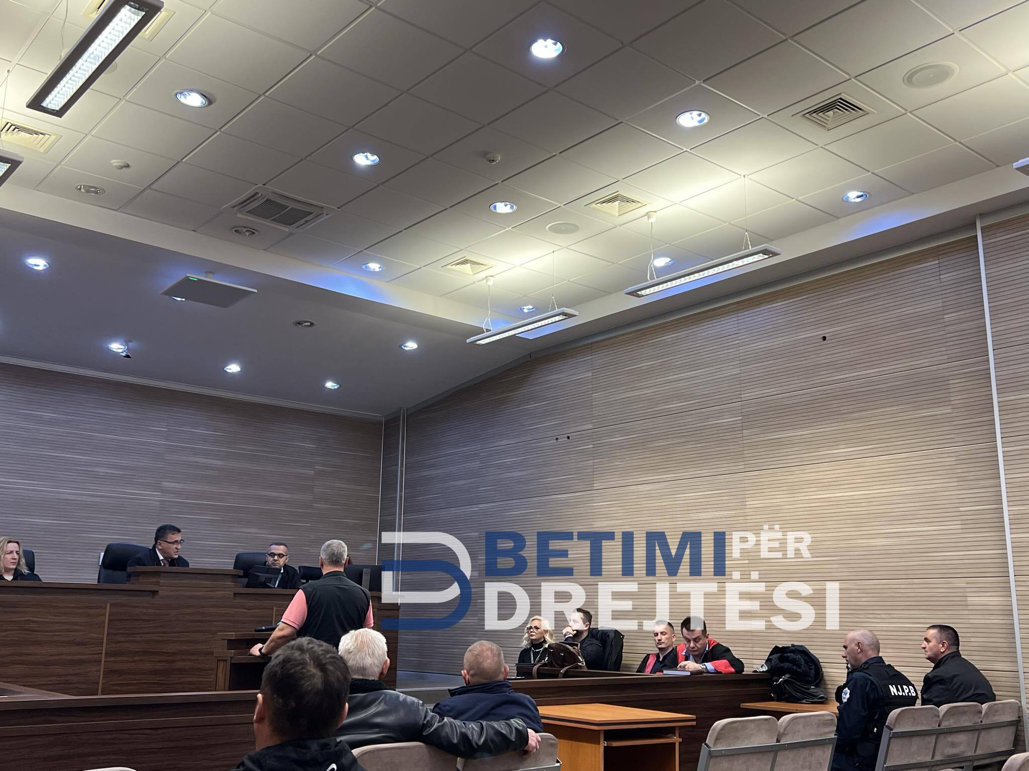 Dëshmitari thotë se gjatë 1999-ës i akuzuari Alidemaj s’ka qenë në ...