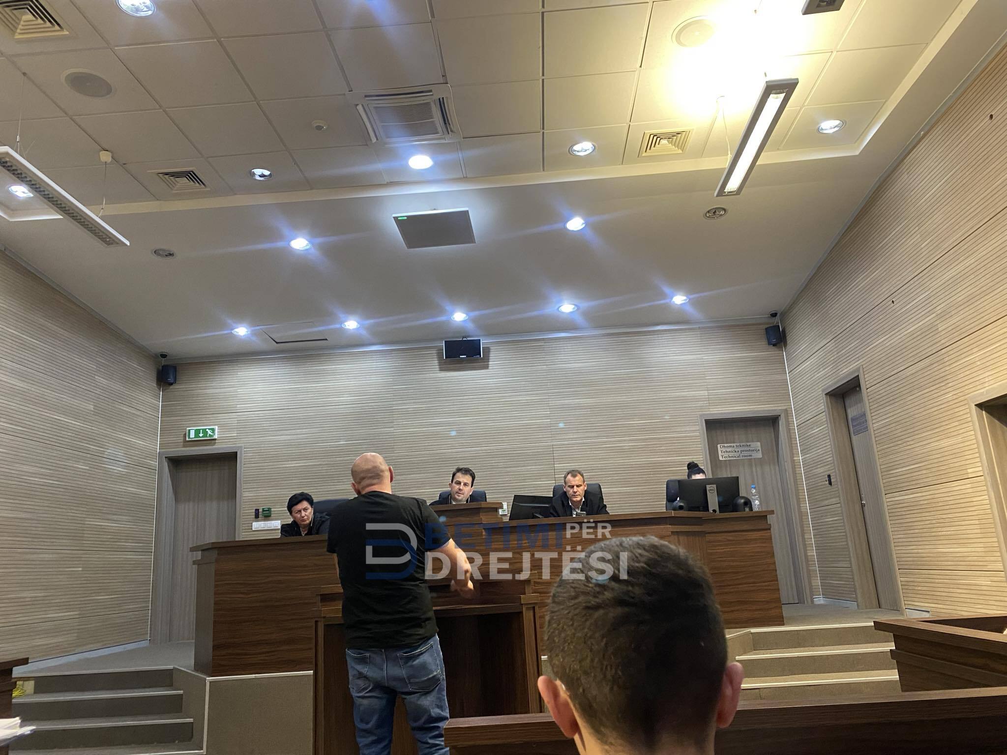 Njëri i akuzuar deklaron se e kishte parë tjetrin duke e vrarë ...