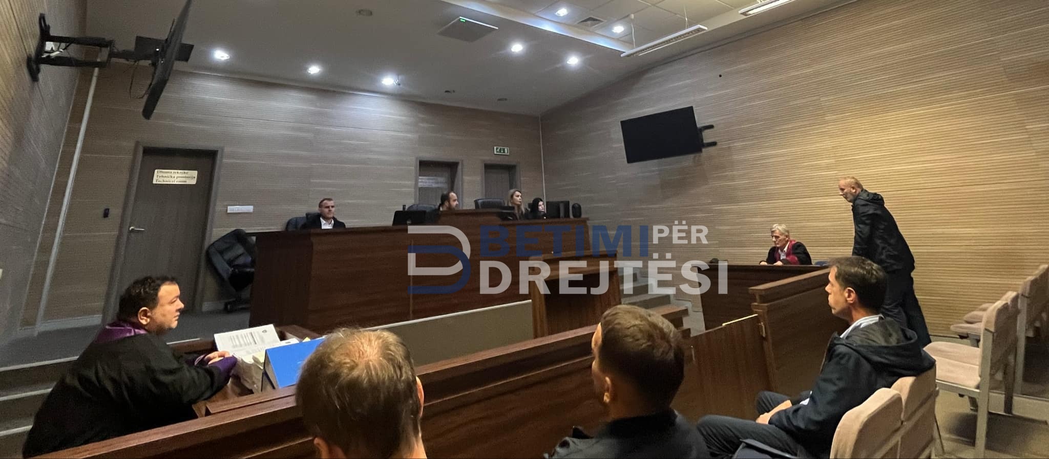 Dëshmitari thotë se i akuzuari ua kishte ndryshuar datën e lindjes disa ...