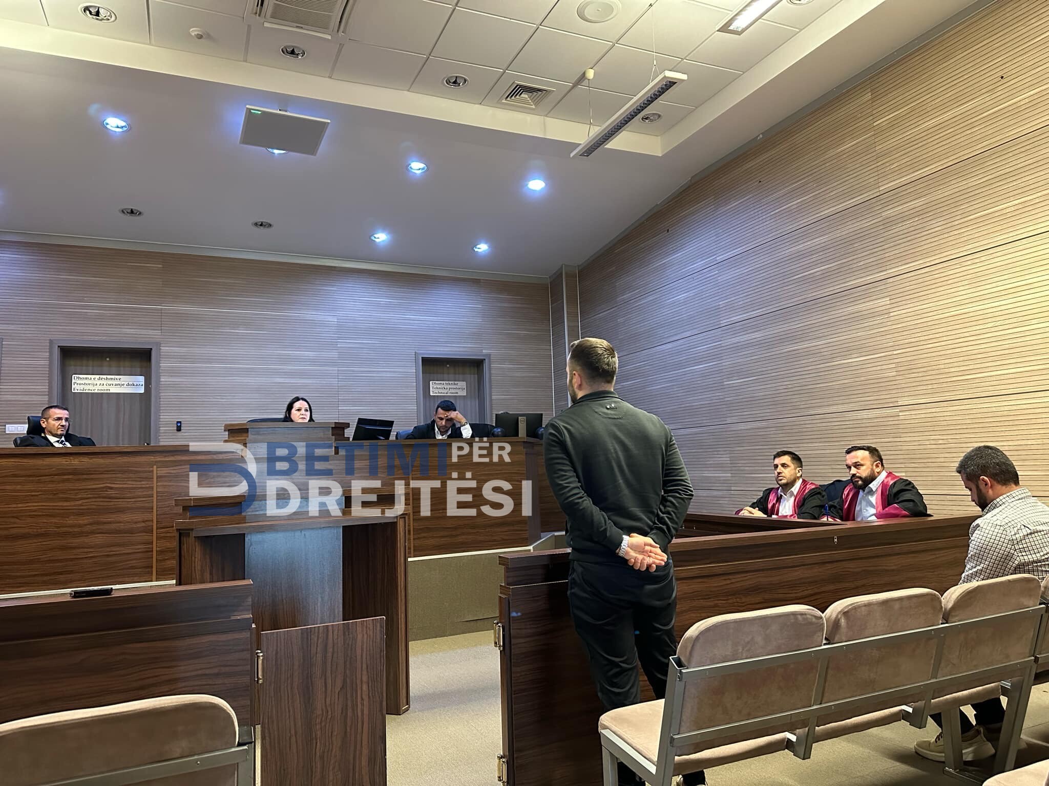 Mbrohen në heshtje dy teknikët e radiologjisë të akuzuar për korrupsion ...