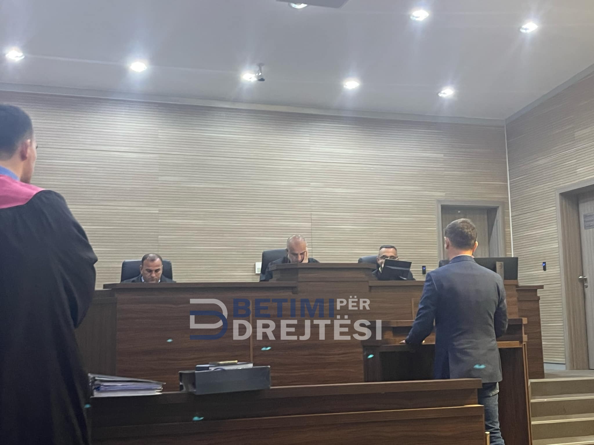 Dëshmitari mohon të ketë pasur ndonjë rol ish-zyrtarja e BE-së në ...