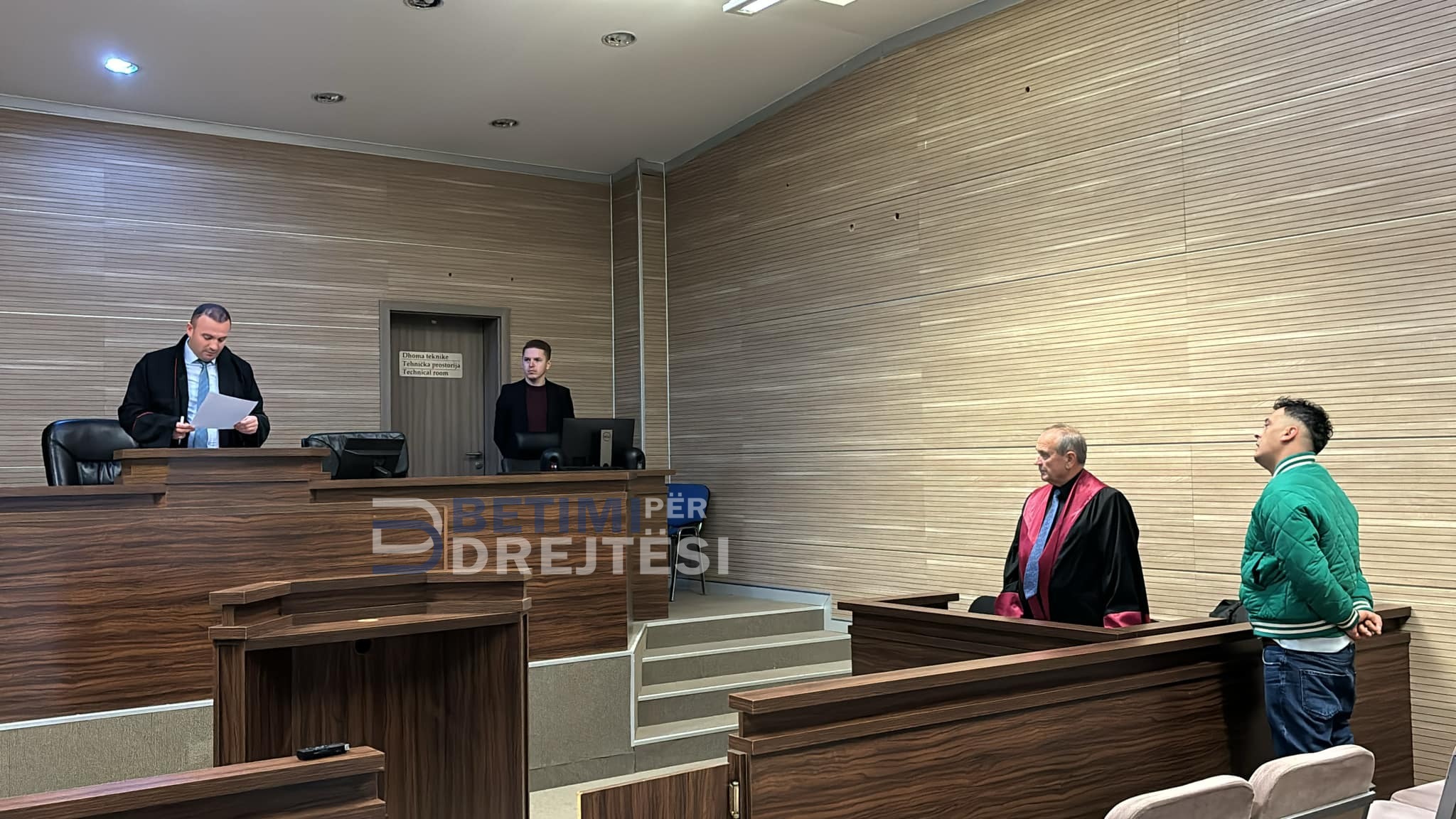 Dënohet me 1 mijë € gjobë, akuzohet se dogji flamurit serb në Gjakovë ...