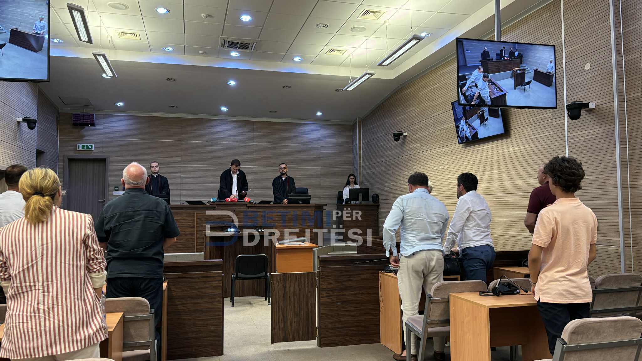 Ish-kryeministri Agim Çeku dhe 9 të tjerët dënohen me nga 1 vit burgim ...