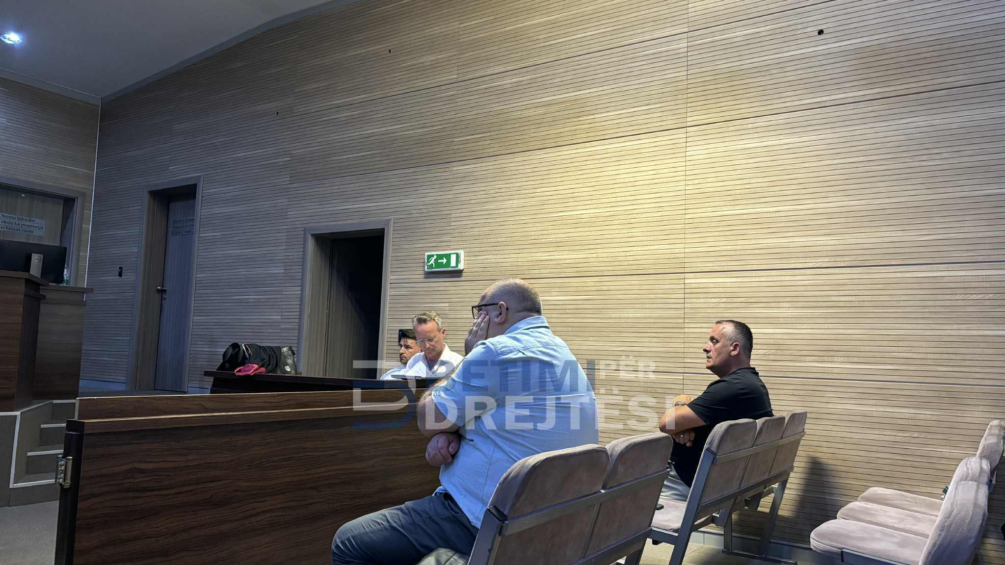 Mbrohen në heshtje dy ish-zyrtarët e Aeroportit të akuzuar për ...