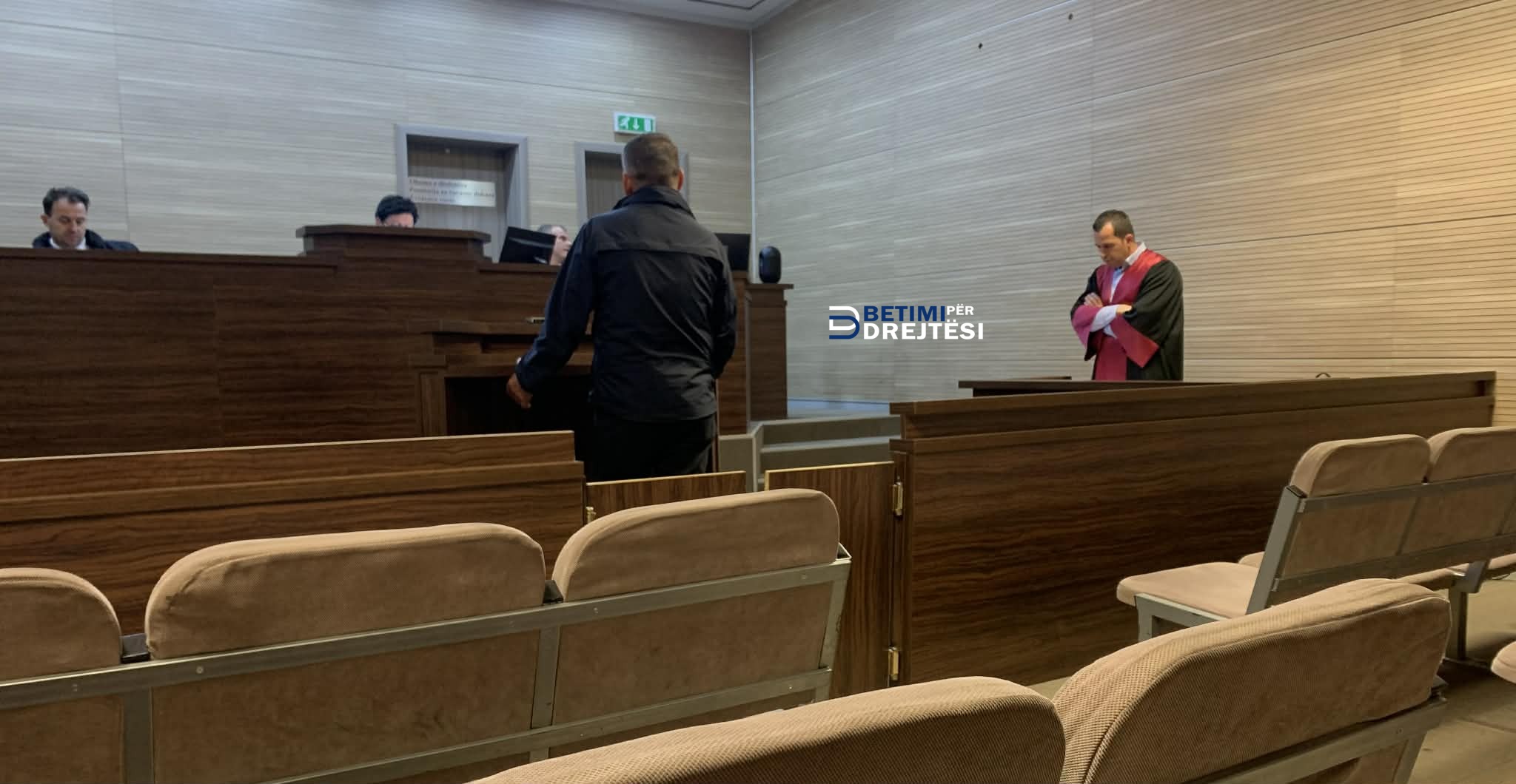 Ndalet rryma në Pallatin e Drejtësisë, ndërpritet seanca gjyqësore ndaj ...